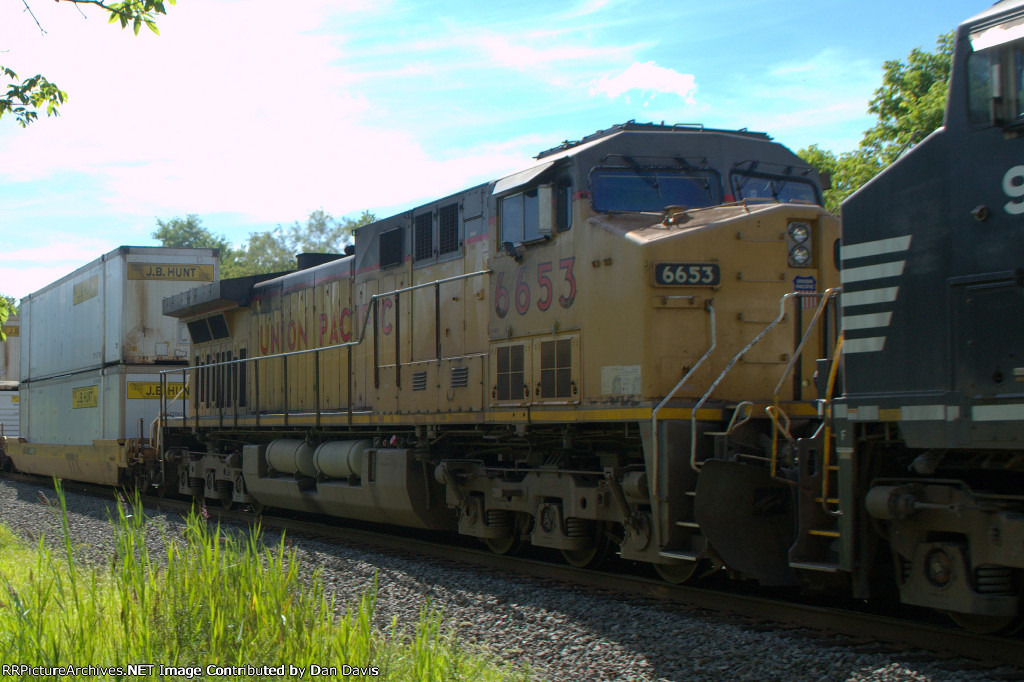 UP C44AC 6653 trails on 21M